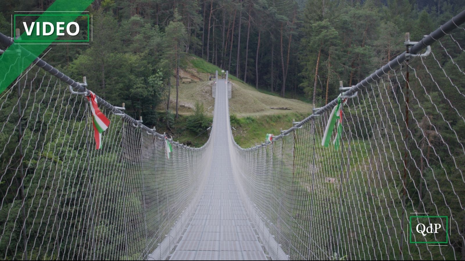 Attraversando il Ponte Tibetano di Perarolo: la passerella di 100 metri ...