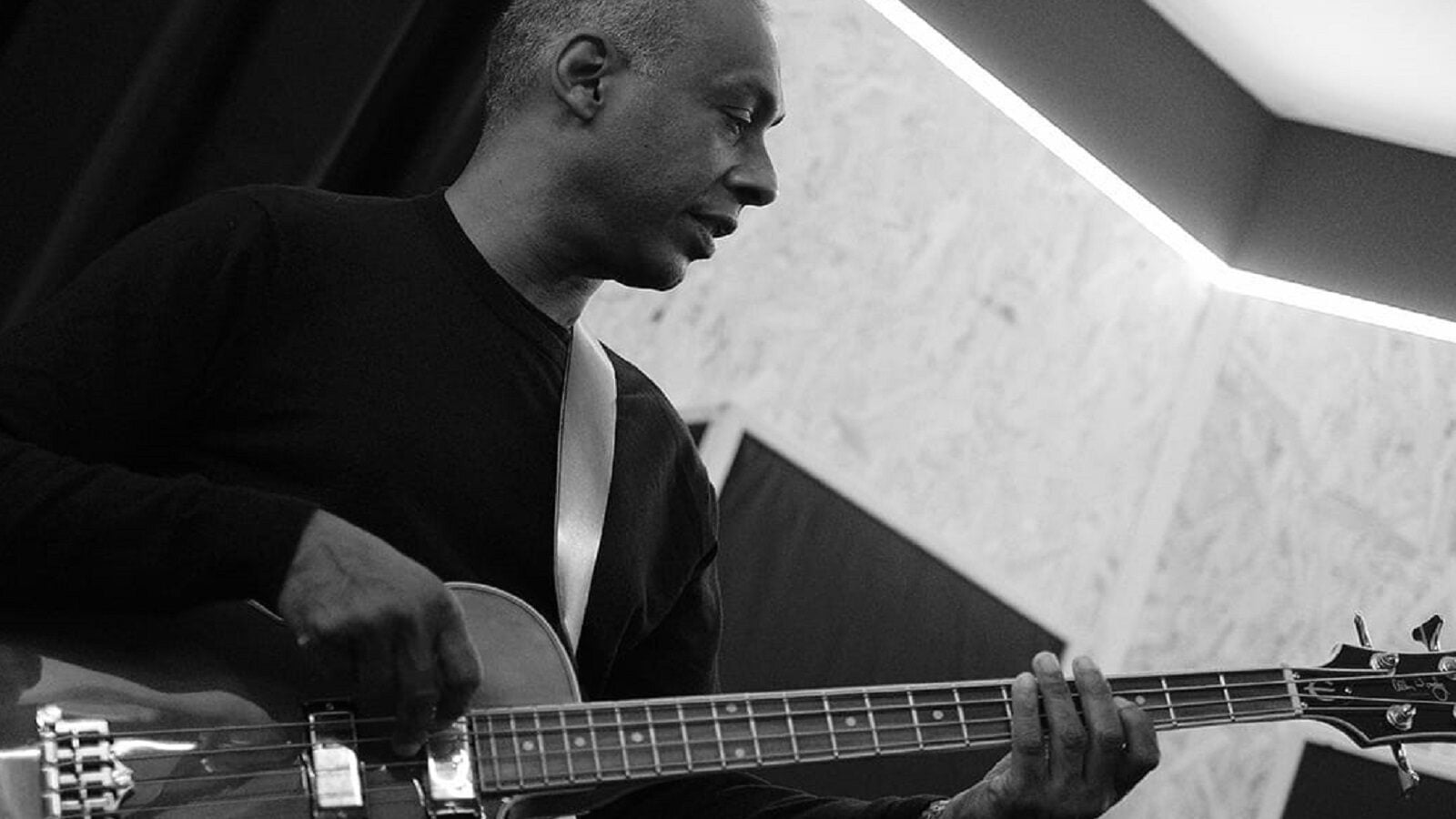 Dale Davis, il bassista della storica band di Amy Winehouse fa visita ...