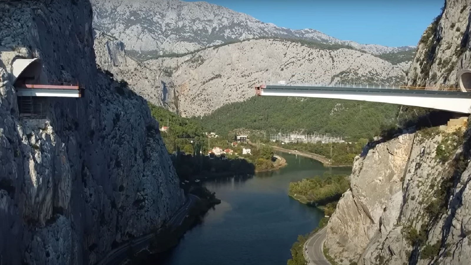 Maeg lancia il ponte tra due montagne sul fiume Cetina in Croazia ...