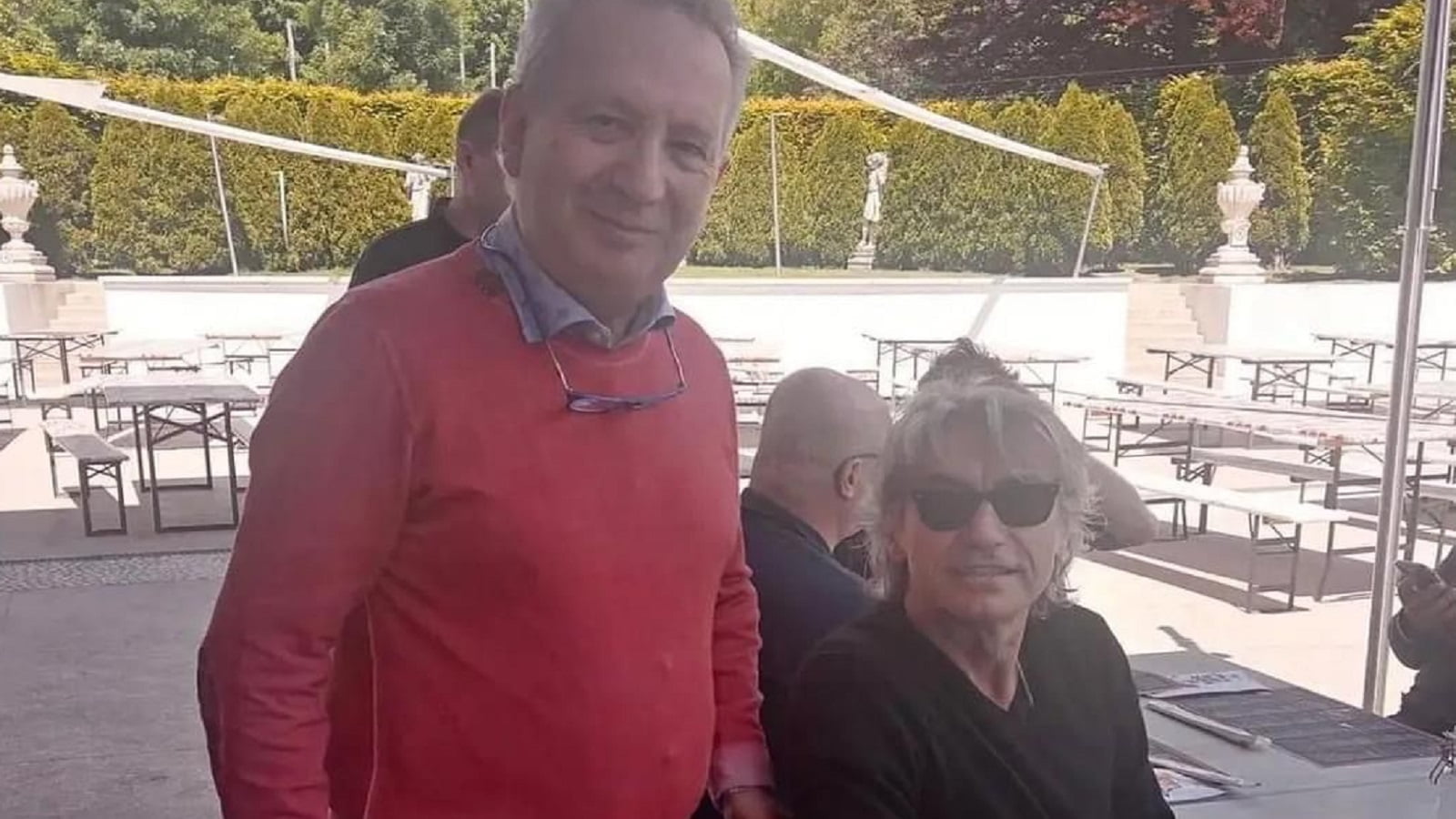 Visita a sorpresa di Ligabue in città (dove fece il militare) tra ...