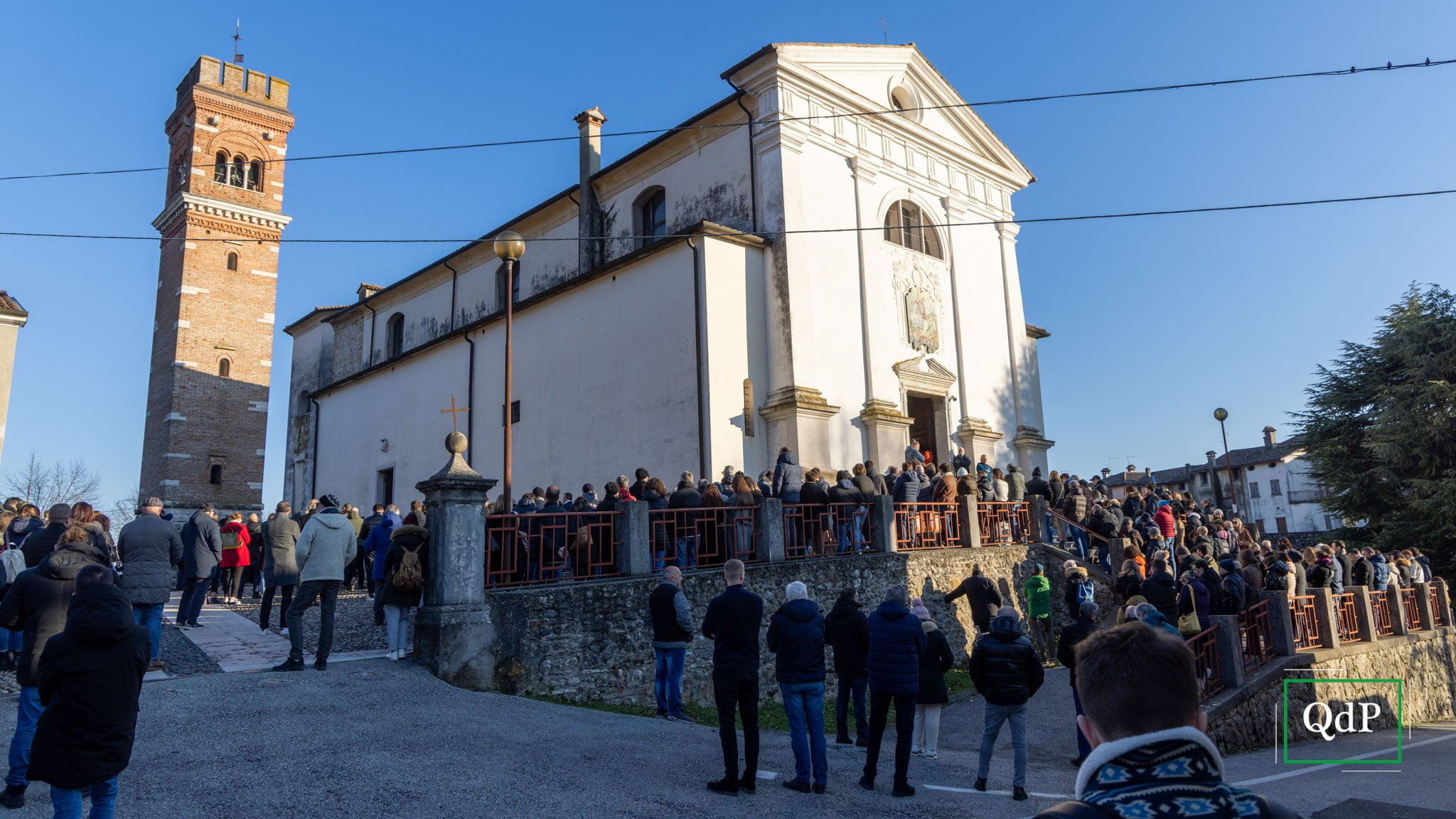 Addio a Patrick Mentil, in tantissimi dentro e fuori la chiesa ...