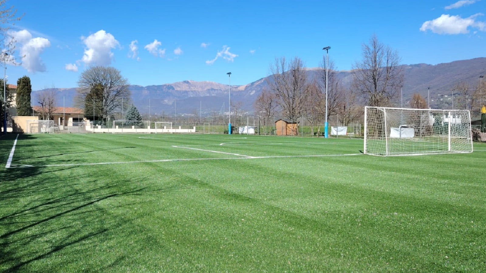 Ultimati i lavori di rifacimento del manto sintetico del campo da calcetto Ultimati i lavori di rifacimento del manto sintetico del campo da calcetto