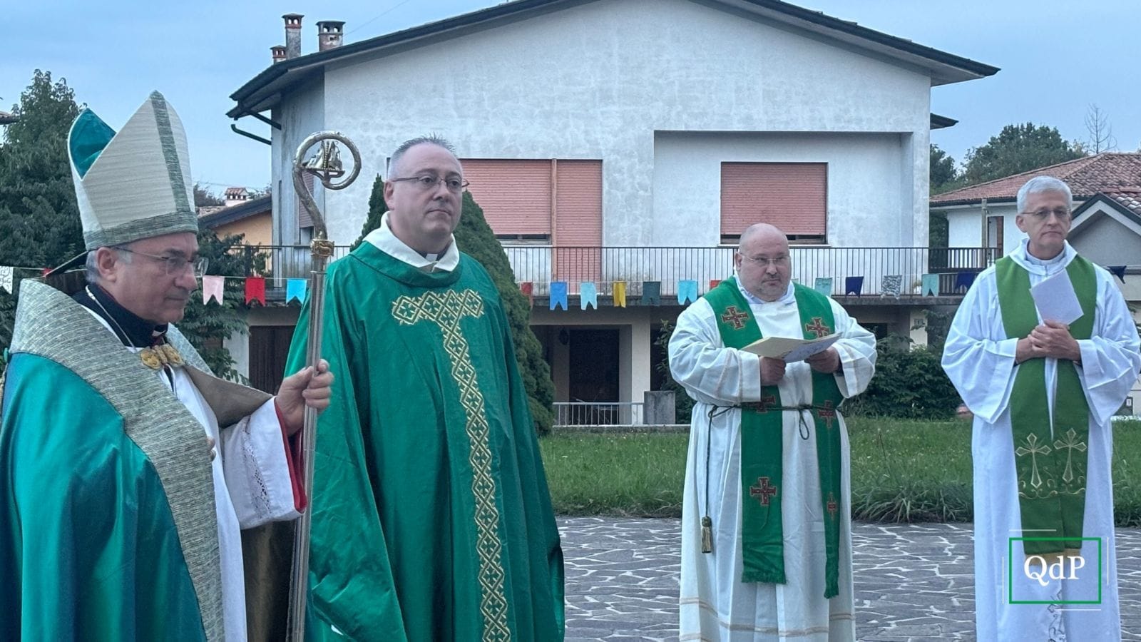 Un gelso per il nuovo parroco don Luca Modolo