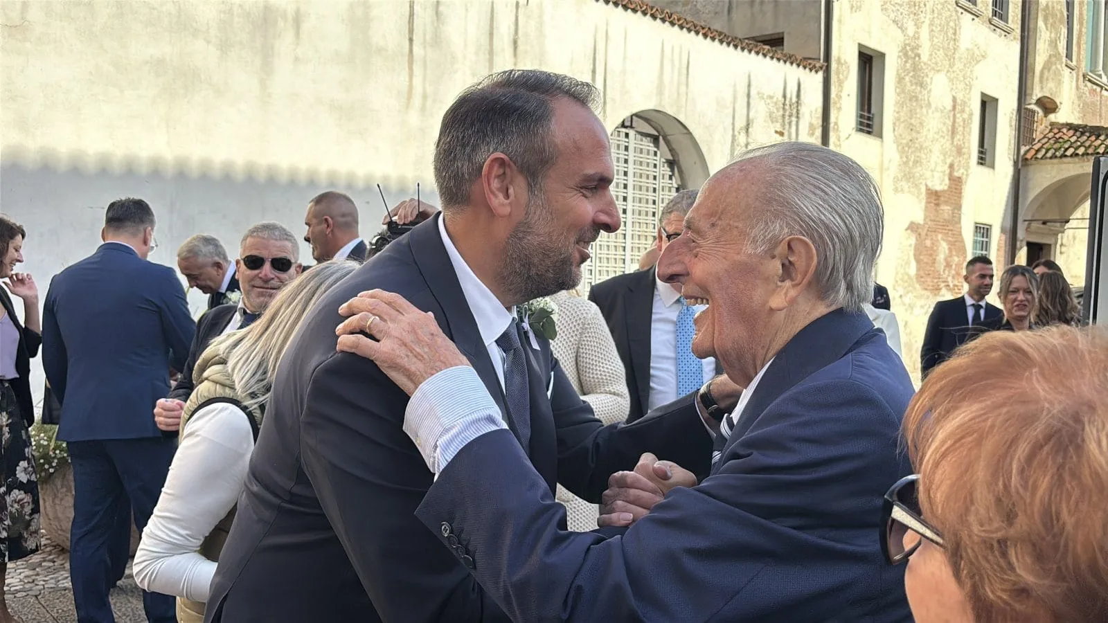 Conte ed Elisa sposi, celebra Zaia. La cagnolina Swami porta le fedi ...