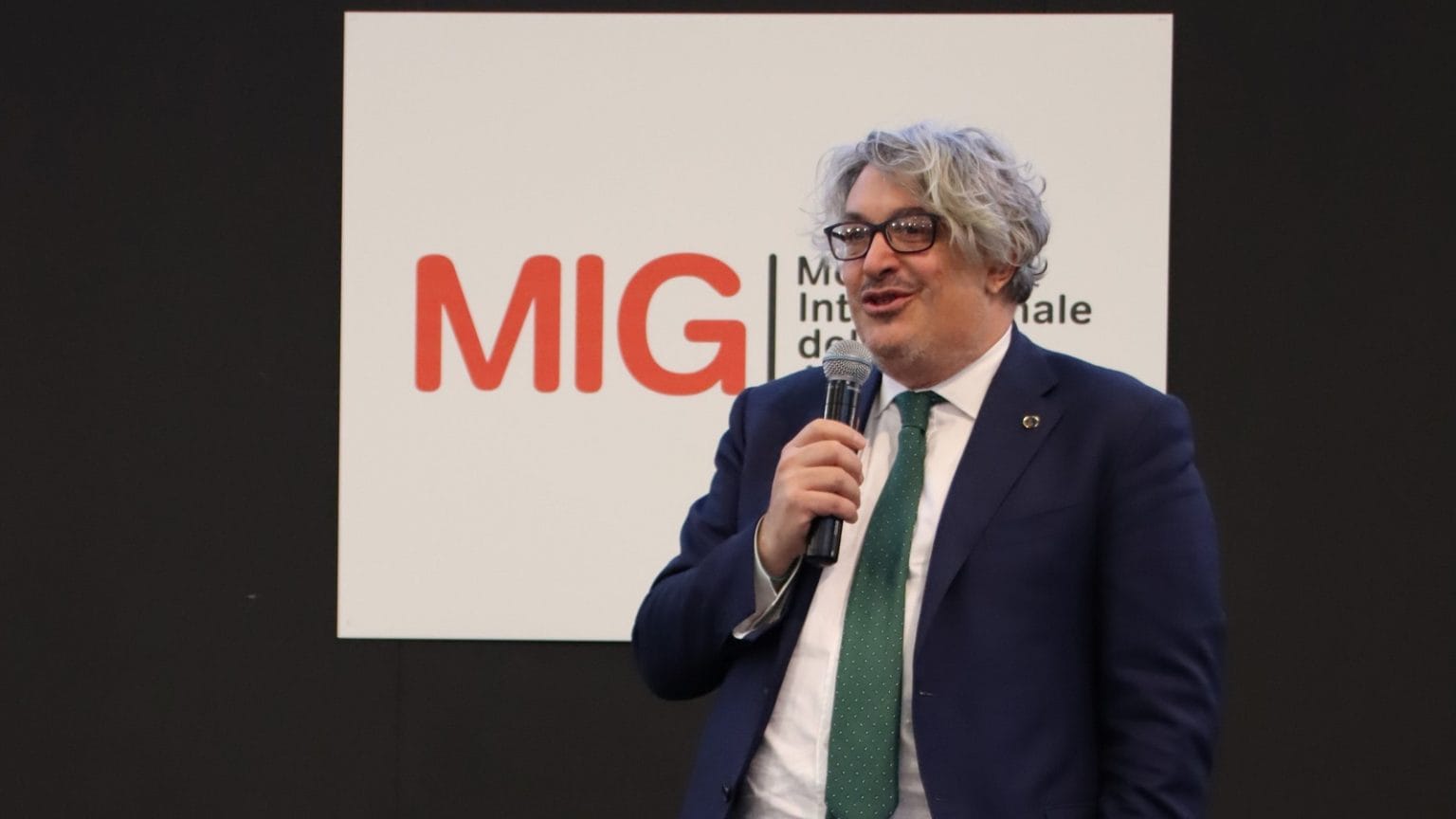 Brad Pitt fa tappa a Misurina con la sua moto da collezione