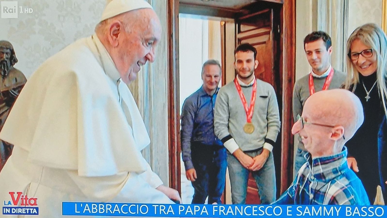 L'abbraccio tra papa Francesco e Sammy Basso raccontato sulla Vita in ...