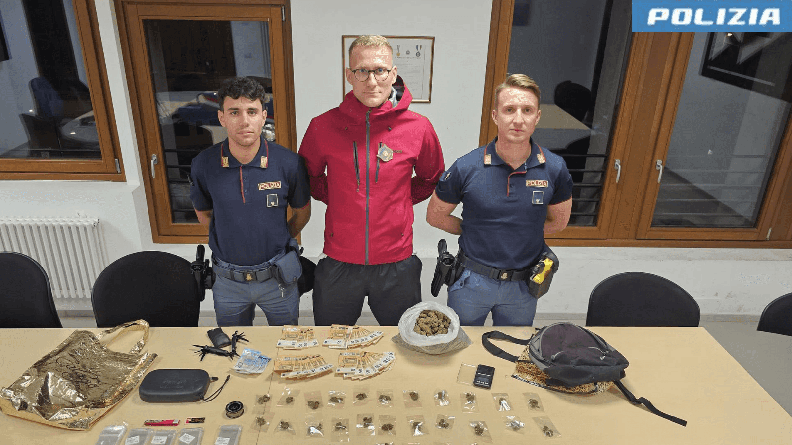 Cortina "di fumo": in casa mezzo chilo di "maria" e soldi, un arresto